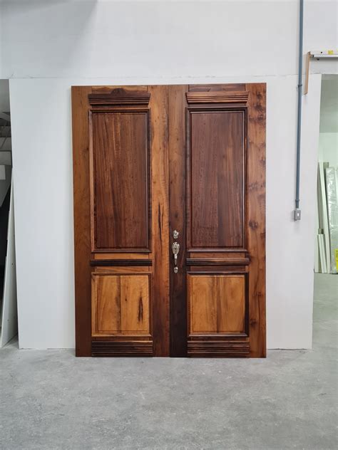 Porta sistema de abertura dupla madeira maciça de Imbuia