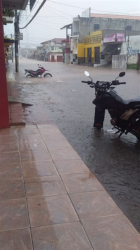 Forte chuva causa alagamentos em pelo menos três bairros de Alenquer