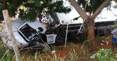 G1 Motorista dorme ao volante e tomba caminhão em Governador