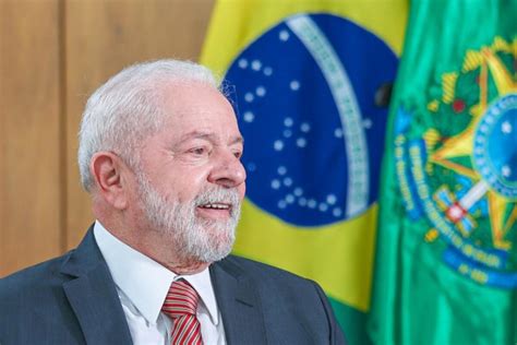 Lula permanece estável após cirurgia no quadril e já fez caminhada