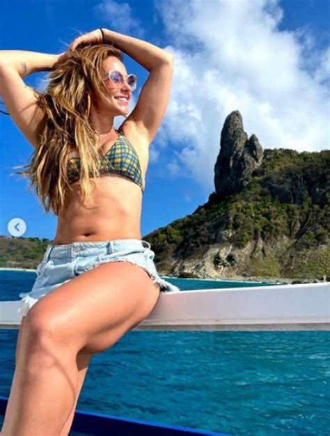 Paolla Oliveira arranca suspiros dos internautas ao posar de biquíni