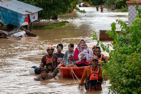 Banjir Rendam 13 Kecamatan Di Kabupaten Luwu ANTARA Foto
