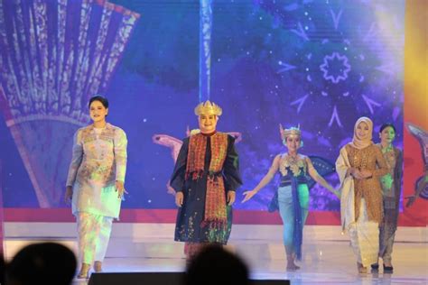 Kenakan Tapis Riana Sari Arinal Tampil Fashion Show Pada HUT Ke 43