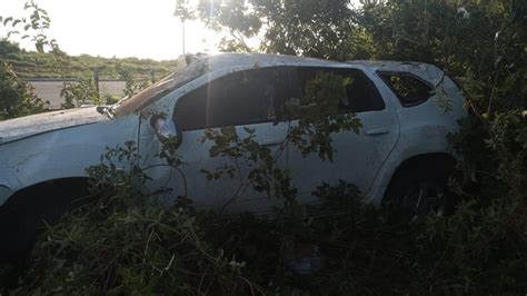Carro Capota E Casal Em Moto Fica Ferido Durante Acidente Na BR 343 Em