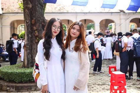Dàn nữ sinh trong lễ khai giảng chỉ diện áo dài trắng là ai cũng xinh