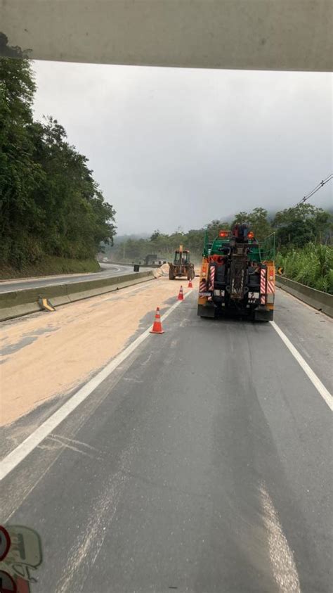 Carreta Tomba Nesta Madrugada Na BR 116 Em Miracatu SP