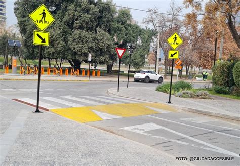cruce peatonal a nivel vereda bien señalizado y demarcado 001