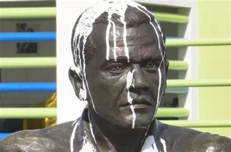 Estátua de Daniel Alves em Juazeiro é vandalizada após condenação por