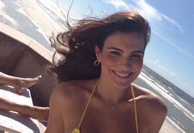 De biquíni ex BBB Kamilla Salgado aproveita o sol OFuxico