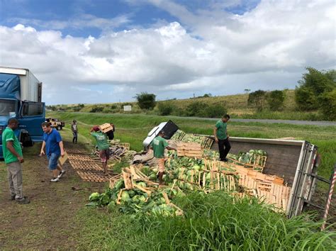 Carreta Carregada De Verduras Tomba Na Br Em Terra Nova Fala Genefax