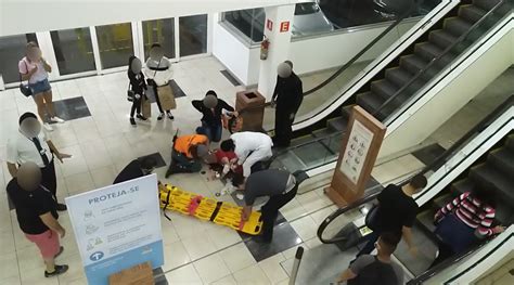 Idoso fica ferido após cair de escada rolante em shopping do litoral de
