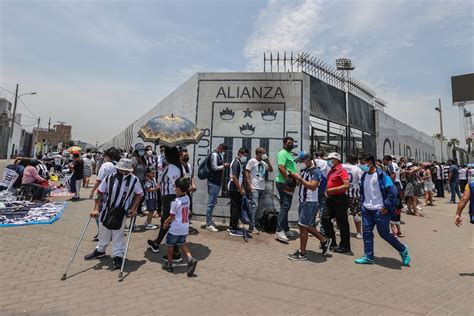 Alianza Lima celebra sus 121 años junto a sus hinchas en Matute