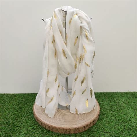 Foulard Blanc imprimé brillant doré motif plume La Malle de Mary