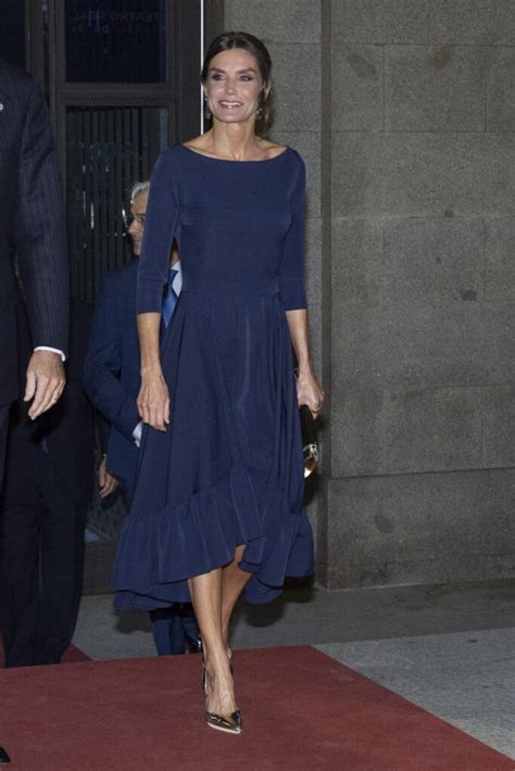 De la espalda musculada de la reina Letizia y el beso que envió al