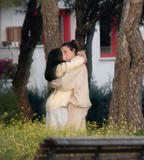 Besos Apasionados En Un Parque De Madrid Las Fotos Que Confirman La