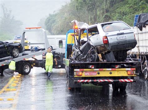 G1 Acidente mata duas pessoas e fere dois na BR 101 em Palhoça