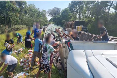 BR 277 Caminhão de cerveja tomba na rodovia e tem carga saqueada