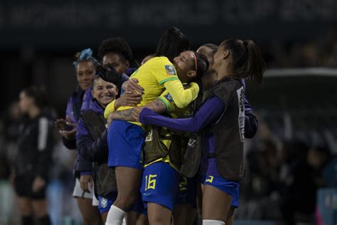 Ary Borges marca três em goleada do Brasil na estreia da Copa