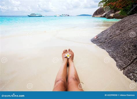 Piękne nogi na plaży zdjęcie stock Obraz złożonej z idylliczny 65299050