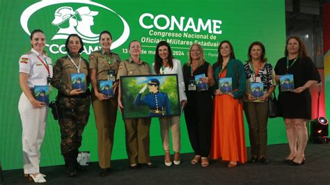 Coronel escreve livro sobre os 40 Anos de História das mulheres na PMSC