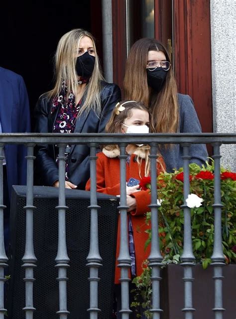 Calma Y Sirena Eclipsan A Su Padre Santiago Segura Como Pregonero De