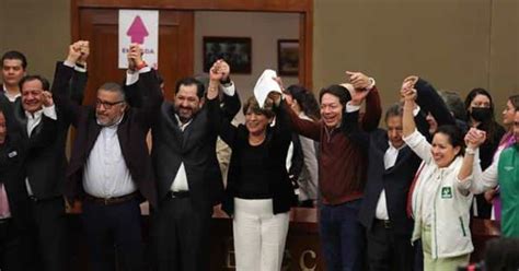 Registran candidatura de Delfina Gómez