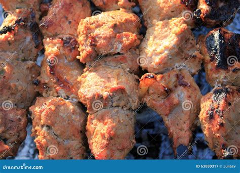 Asado A La Parilla Del Shashlik En Parrilla De La Barbacoa Cerdo Jugoso