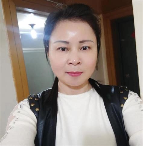 45岁唐女士自述嫁给28岁小伙小伙每天都给小惊喜 伊人小筑