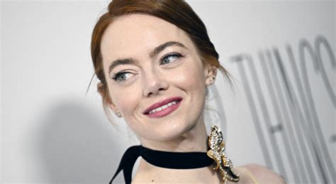 Emma Stone succombe à la tendance de la naked dress et dévoile sa