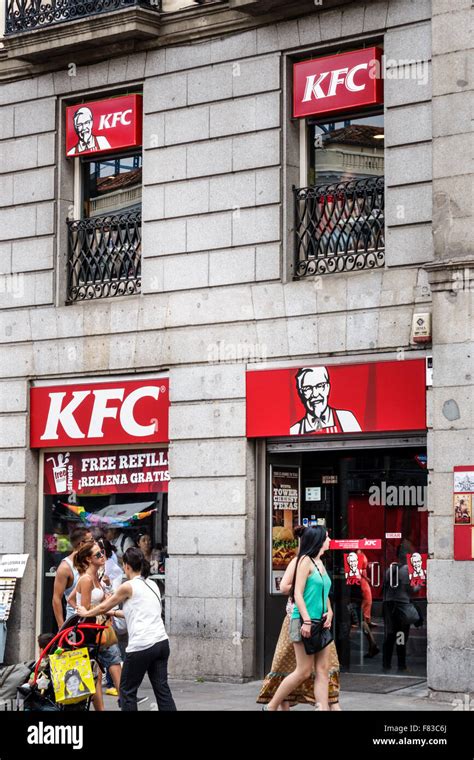 Kfc Fried Chicken Restaurant Fast Food Vor Dem Eingang Fotos Und