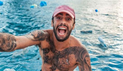 Pedro Scooby exibe tanquinho ao reclamar de plásticos no mar