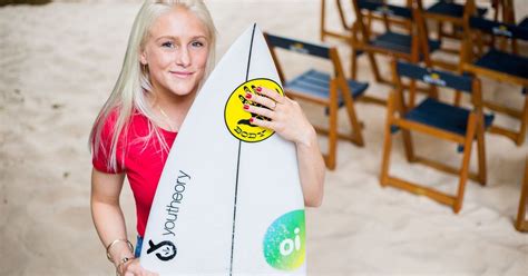 Carissa Moore é campeã mundial de surfe e Weston Webb para na semi na