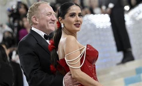 Salma Hayek Conquista La Met Gala Con Sensual Look De Corset Rojo