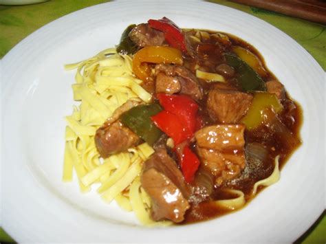 Gulasch von Rind und Schwein mit Paprikagemüse und Nudeln von
