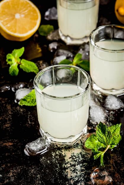 Bebida caseira alcoólica italiana tradicional Foto Premium