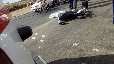 Mulher morre em colisão de moto caminhão em frente ao Huse O que