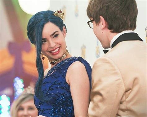 Find Someone Who Looks At You The Way Evie Looks At Doug😍 Descendants Descendants2