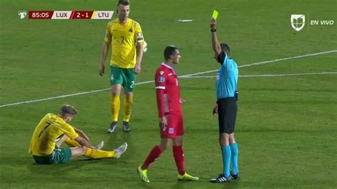 Tarjeta amarilla El árbitro amonesta a Danel Sinani de Luxembourg