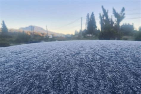 Premiers givres à la Plaine des Cafres lhiver est arrivé à La Réunion