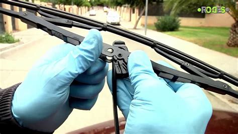 Cuándo y cómo debo cambiar las plumas del limpiaparabrisas