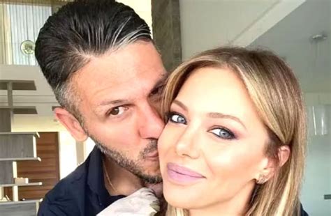 El extraño ritual que Evangelina Anderson les hace a sus hijos para los