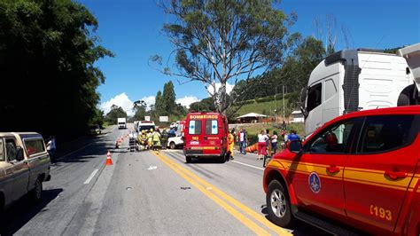 Três pessoas ficam feridas após batida na BR 040 entre Conselheiro