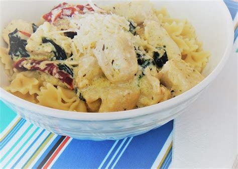 Delicious Spinach Tomato And Chicken Pasta Stained With Style