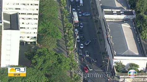 Vídeo Homem é morto a tiros em Realengo Bom Dia Rio G1