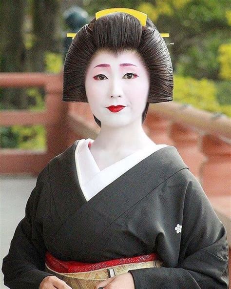 A Geisha Woman Dressed In Traditional Japanese Clothing