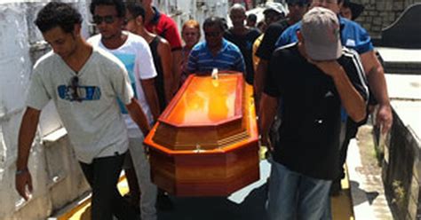 G1 Jovem morta em carnaval de rua em Nova Iguaçu é enterrada