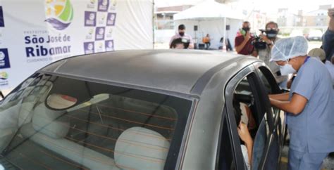 Drive thru de vacinação no Pátio Norte Shopping atende pessoas a partir
