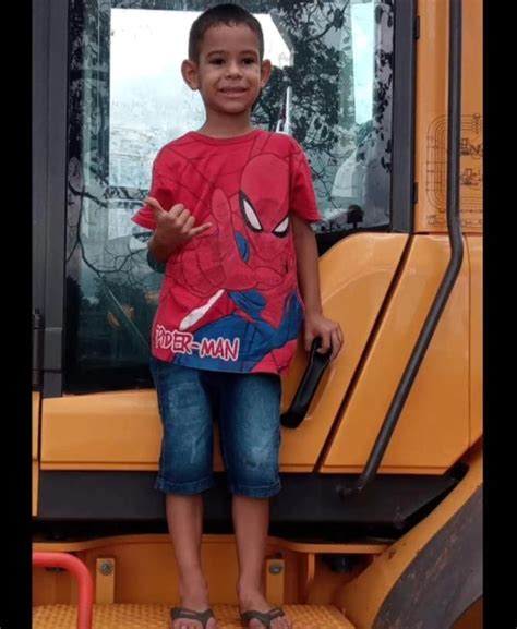 Crian A De Anos Morre Ap S Ser Atingida Por Bala Na Cabe A Durante