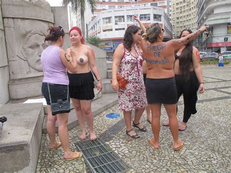 G1 Marcha das Vadias tem topless no litoral de SP Prostituta é