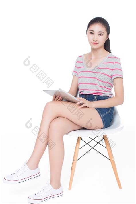 女孩坐在椅子上图片 包图网企业站